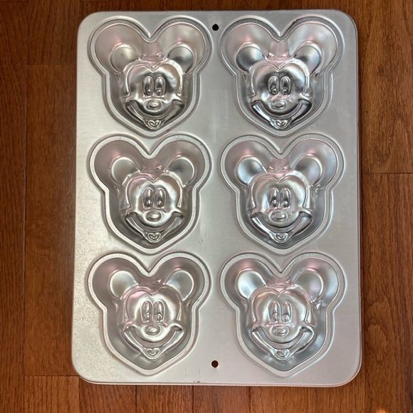 Wilton | Kitchen | Disney Wilton Vintage Mickey Novelty Baking Pan ...